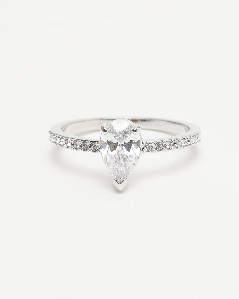 Vintage Swarovski Solitaire Ring - A Retro Tale | A Retro Tale