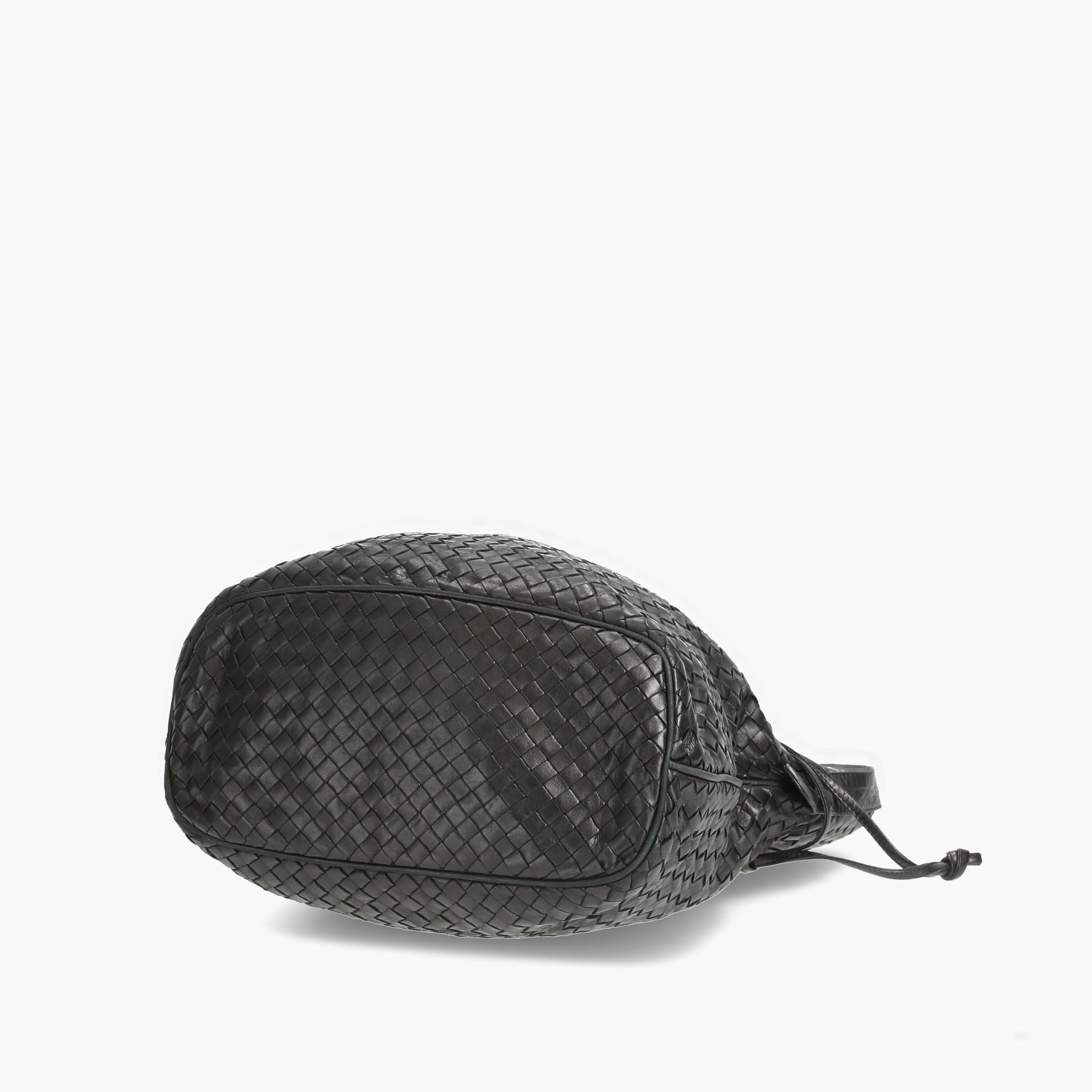 BOTTEGA VENETA Vintage BUCKET BAG - A Retro Tale